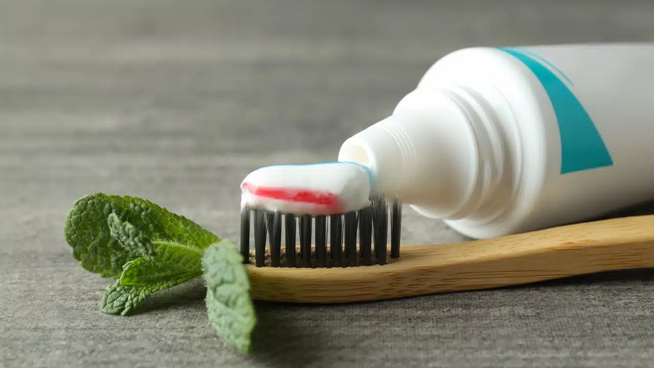 How to Remove Cigarette Stains and Tar Buildup from Your Teeth ...